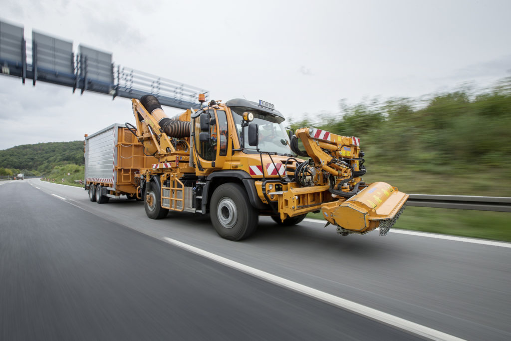 „Grün“ hilft „Orange“: Unimog-Geräteträger arbeiten das ganze Jahr über ...