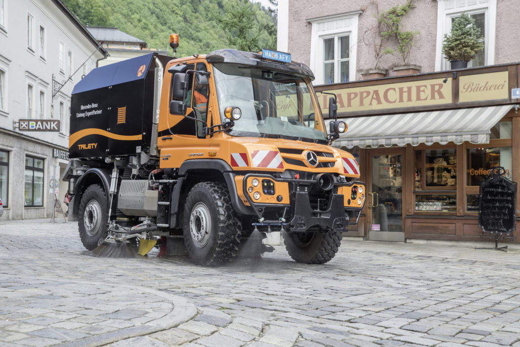 „Grün“ hilft „Orange“: Unimog-Geräteträger arbeiten das ganze Jahr über ...